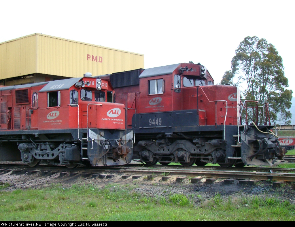 G22U 4318 and SD40-2 9449